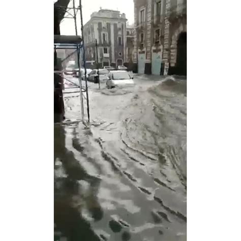 Проливни дъждове предизвикаха големи наводнения в Италия Снимки видео