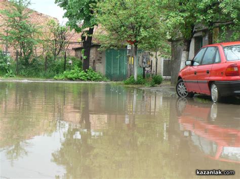 Едночасов проливен дъжд превърна казанлъшките улици в реки Видео Новини от Казанлък