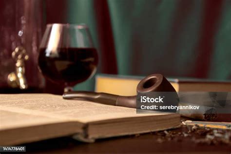 가게에서 흡연 파이프 담배 책 및 브랜디가있는 어두운 색조의 이미지 우아에 대한 스톡 사진 및 기타 이미지 우아 0명 과거 Istock