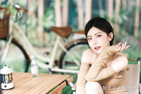 周淑怡走起性感路线！晒出露肩抹胸礼服，1米2的长腿很纤细 知乎