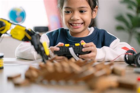 Les Filles Asiatiques Apprenaient à Programmer Des Robots Et à