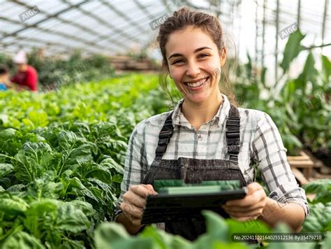 Ai创作图高科技农业 现代农民 智能农民 现代科技农业 农业职业 农业营销 近代农业 农业高科技 蔬果培育 数字农业 农业专家 高效农业 站在温室 农业管理 做农务 昵图网