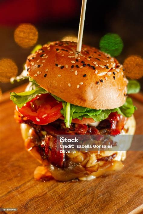 짭짤한 버거 딜라이트 참깨 롤빵에 베이컨 치즈 캐러멜 양파 양상추 토마토 홈메이드 소스 0명에 대한 스톡 사진 및 기타 이미지 Istock