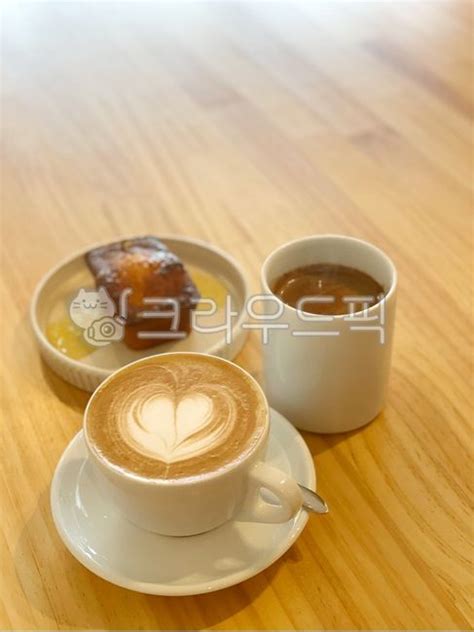 카푸치노 카페라떼 커피 카페 라떼아트 사진이미지일러스트캘리그라피 Dolbonobam작가