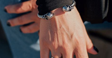 거리 패션 검은 손톱 고딕 스타일 도시의 두개골 팔찌 디테일 미니멀리스트 반지 보석 사람 손 손가락 손목 손목시계 손톱 스타일 시원한 시크한