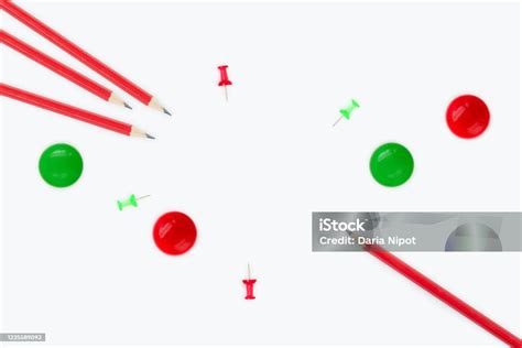다시 학교 용품 개념 복사 공간 빨간색과 녹색 핀 자석과 연필 개념에 대한 스톡 사진 및 기타 이미지 개념 고정됨 공란 Istock