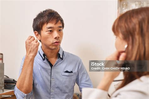 병원에서 진찰하는 동안 청진기로 남성 환자를 검사하는 여성 중년 의사 2명에 대한 스톡 사진 및 기타 이미지 2명 35 39세 40 44세 Istock