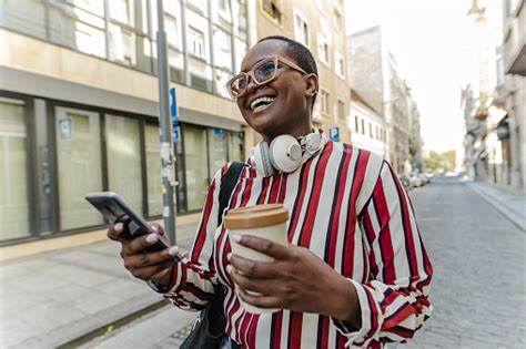거리에서 모바일 및 커피 컵을 가진 아프리카 계 미국인 여성 20 29세에 대한 스톡 사진 및 기타 이미지 20 29세 Brand Name Smart Phone 거리