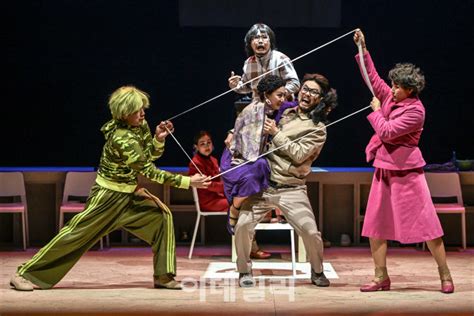 함박웃음·쓴 웃음 다 담은 코믹 연기 종합선물세트