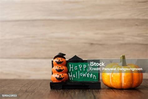 배너 배경복사 공간이 있는 테이블에 오렌지 호박 해피 할로윈 날 안녕하세요 10 월 가을 시즌 축제 파티 와 휴일 개념 0명에 대한 스톡 사진 및 기타 이미지 Istock