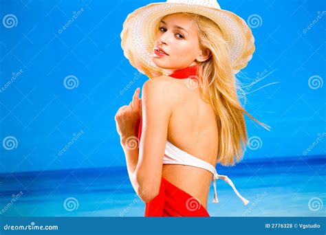 Femme Bronz Sexuel Sur La Plage Photo Stock Image Du Sunbathing Fille