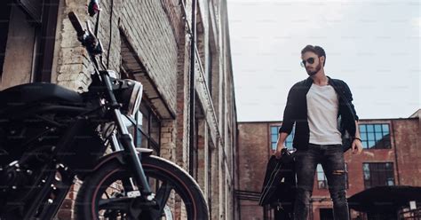 고전적인 스타일의 검은 오토바이를 가진 잘 생긴 수염 난 자전거 타는 사람 카페 레이서 사진 Unsplash의 오토바이 이미지