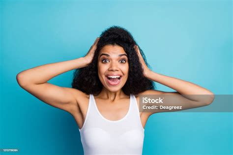 그녀의 클로즈업 초상화 그녀의 좋은 매력적인 사랑스러운 깜짝 쾌활한 쾌활한 쾌활한 머리 소녀 예기치 않은 뉴스 성공 반응 은