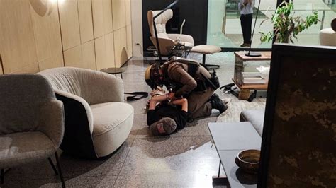 ဘန်ကောက်မြို့ ကုန်တိုက်အတွင်းပစ်ခတ်မှု အနည်းဆုံး ၃ ဦးသေ