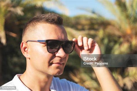 야자수 해변에 흰색 셔츠에 잘 생긴 행복 한 남자의 초상화입니다 여름 방학 개념입니다 남자에 대한 스톡 사진 및 기타 이미지 남자 남자들만 낮 Istock