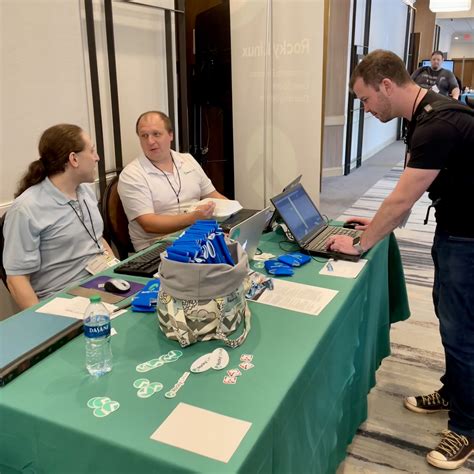 Rocky Linux On Twitter Demo Ing Half Life On A Rocky Linux Desktop At SELF This Weekend