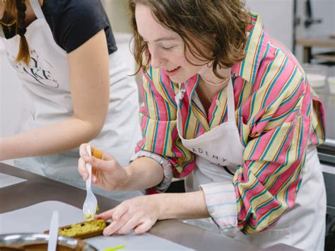 Stunning Techniques Youll Learn At A Uk Cake Baking Class Classbento