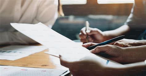 통계를 분석하는 사업가 비즈니스 문서 재무 개념 사진 Unsplash의 문서 이미지