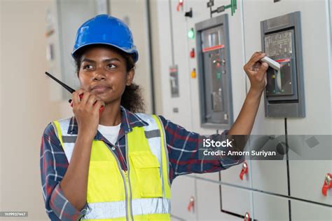 통제실에서 여성 전기 기술자 또는 여성 전자 기술자 유지 보수 전기 시스템 통제실에서 전기 시스템을 점검하는 아프리카 계 미국인 전기 기술자 여성 엔지니어 전기 연료 및