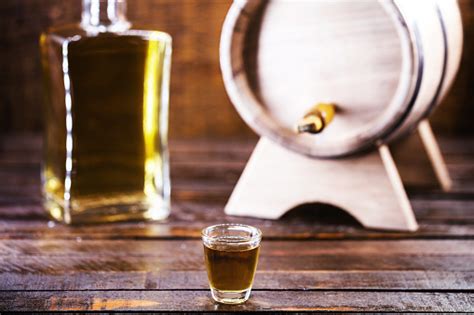 병과 함께 황금 럼주 유리 작은 유리에 알코올을 붓는 병 브라질 수출 유형 음료 수출브라질 제품 브랜디 또는 핑으로 알려진 증류음료 카차카의 날 건강관리와 의술에 대한 스톡