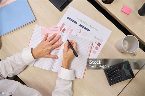 설문조사 결과를 분석하고 공책에 메모하는 여성 사업가 40 49세에 대한 스톡 사진 및 기타 이미지 40 49세 50 54