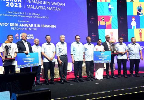 Dr Malar Receives Employee Of The Year Award Citizens Journal