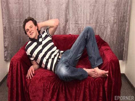 Attractive Man Shows His Body Eporner