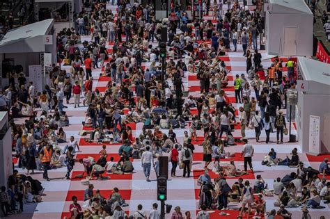 Најголем пикник на светот Илјадници луѓе јадеа на огромно ќебе на Елисејските полиња ВИДЕО