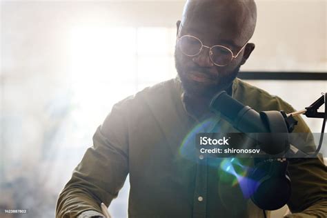 손님과의 인터뷰를 위해 질문을 준비하는 안경을 쓴 젊은 진지한 남자 25 29세에 대한 스톡 사진 및 기타 이미지 25 29세 Dj 남자 Istock