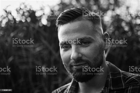 나무 배경에 공원에서 야외 카메라를보고 젊은 수염 남자의 흑백 초상화 가까운에 대한 스톡 사진 및 기타 이미지 가까운 거친