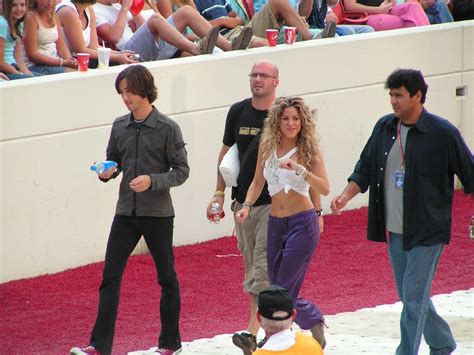 Shakira Shakira Played A Quick Set At The Wal Mart 2005 Sh… Flickr
