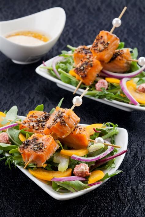 קיצי ושבתי סלט עלי בייבי משמשים וסלומון ברוטב וינגרט קול כבודה