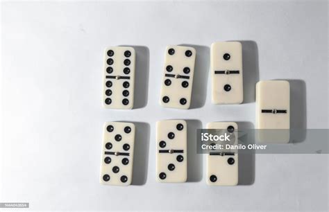 흰색 배경 복사 공간 및 다양한 아굴로가 있는 도미노 조각 테이블 게임의 개념 0명에 대한 스톡 사진 및 기타 이미지 0명 가득 찬 개념 Istock