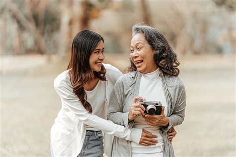 포옹과 행복한 순간을 가진 노인 어머니와 성인 딸의 초상화 2명에 대한 스톡 사진 및 기타 이미지 2명 6 가족 Istock