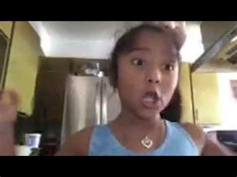 Menina Usa M Todo Peculiar Para Apresentar Irm Mais Nova Durante Grava O De V Deo