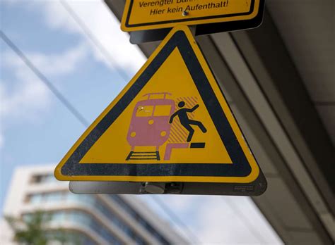 Mann Zwischen S Bahn Und Bahnsteig Eingeklemmt