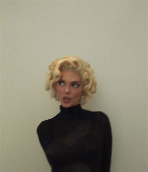 해연갤 켄달 이번 할로윈 컨셉은 먼로여신인가 보네