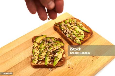 슬라이스 아보카도 나무 배경에 씨앗의 혼합물로 토스트 내일 건강한 간식 적절한 영양 다이어트의 개념 건강한 생활방식에 대한 스톡 사진 및 기타 이미지 Istock