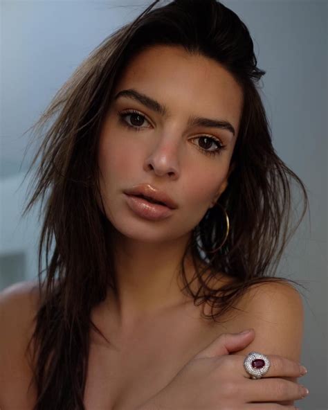 Emily Ratajkowski Sexy 17 Photos GIF FappeningHD