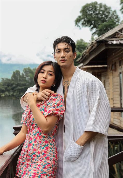 ရိုက်ကွင်းပေါ်မှာ ခင်ခင်မင်မင်နဲ့ အတူတူသရုပ်ဆောင်ကြရင်း ပျော်ရွှင်နေက