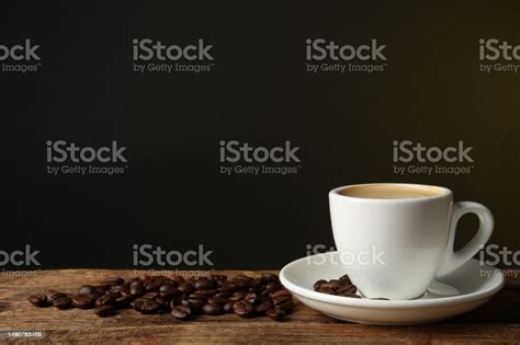 뜨거운 향기로운 커피 한 잔과 어두운 배경에 있는 나무 테이블에 볶은 콩 텍스트를 위한 공간 0명에 대한 스톡 사진 및 기타 이미지 Istock