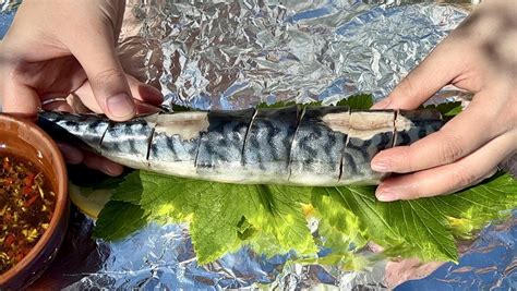 Потрясающая скумбрия на смородиновых листьях часто готовим так рыбу на мангале очень вкусно а