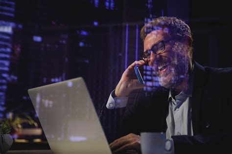 성공적인 사업가는 비즈니스 파트너와 몇 가지 작업과 통화를 완료하기 위해 늦게 머물고 50 54세에 대한 스톡 사진 및 기타 이미지 50 54세 가정 생활 가정의 방