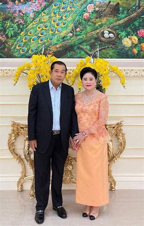 សម្តេចតេជោ ហ៊ុន សែន និងសម្តេចកិត្តិព្រឹទ្ធបណ្ឌិត ថតរូប មុនពេលអញ្ជើញទៅចូលមង្គលការចៅ សារព័ត៌មាន