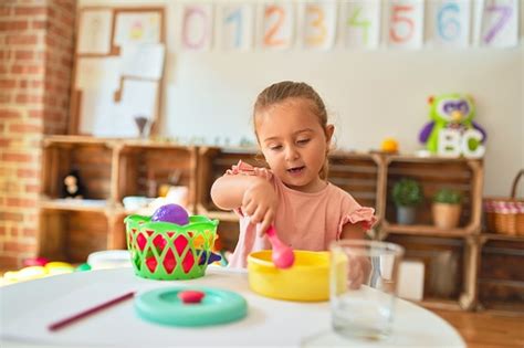 유치원에서 플라스틱 음식을 사용하여 식사를 재생 아름다운 금발유아 소녀 가정 생활에 대한 스톡 사진 및 기타 이미지 가정 생활 가정 주방 가정의 방 Istock