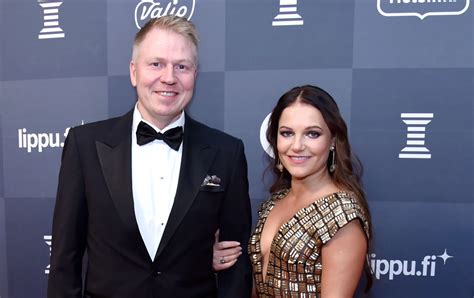 Aki Ja Katri Riihilahti Odottavat Ensimmäistä Yhteistä Lastaan