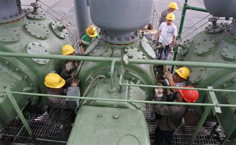 战高温冒酷暑抢修压缩机 ——来自合成车间维修班的报道 四川顺发企业 汶川顺发电熔冶炼有限公司