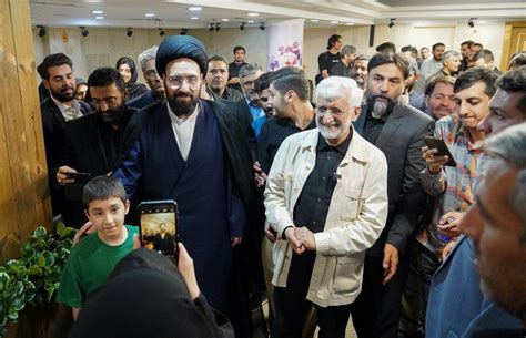 عکسی از نماز خواندن سعید جلیلی پشت سر سید علی خمینی عکس یادگاری با نوه امام خمینی خبرآنلاین