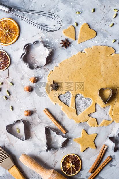 用不同的形式从面团中烹制姜饼干心形星形圣诞树冬季家庭烘焙为圣诞节概念做高清图片下载 正版图片505610050 摄图网
