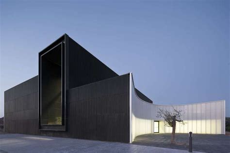 공간의 유연한 기능성 확보를 위한 직선은 검은색 외장재를 통해 정의됩니다 건물의 각 맞은편 움푹 파인 두개의 곡선은 내외부 관계를 새롭게 연결합니다 직선과 곡선 흑과